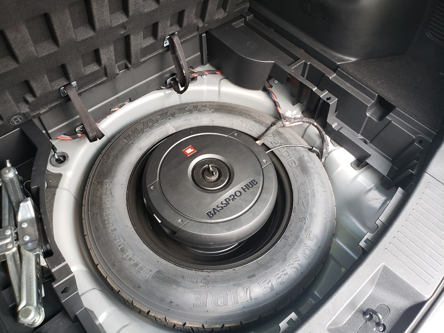 Customer Reviews: JBL BassPro Hub Powered 11" subwoofer enclosure with ...