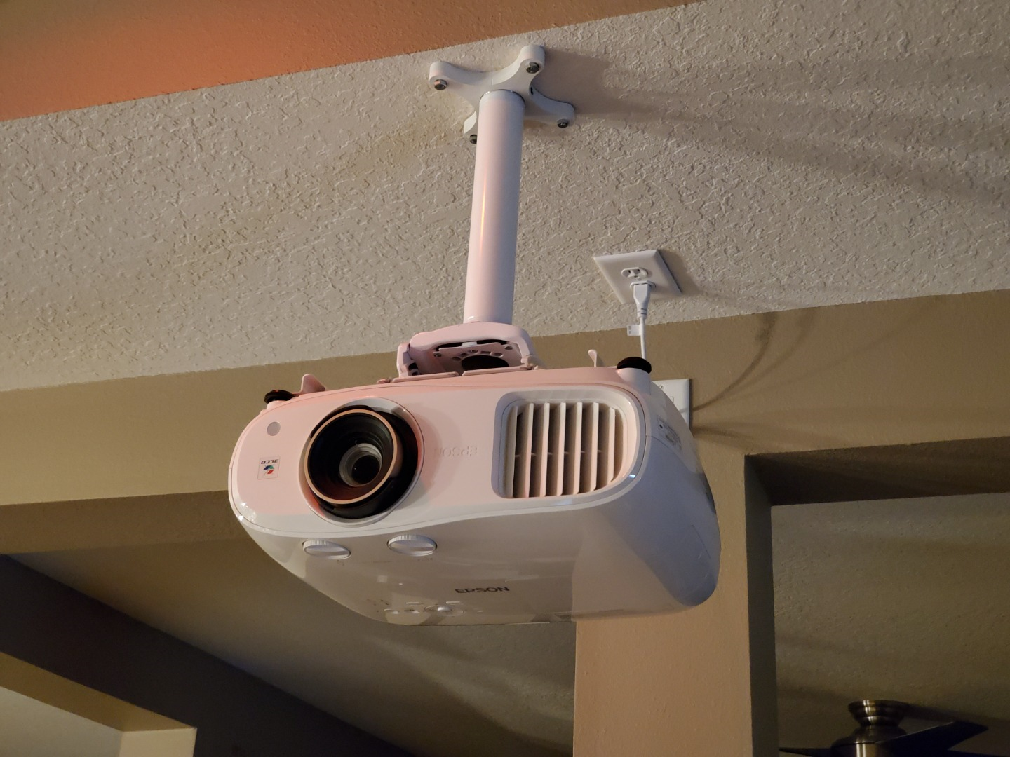 Customer Reviews: Epson Home Cinema 3800 1080p home theater projector ...