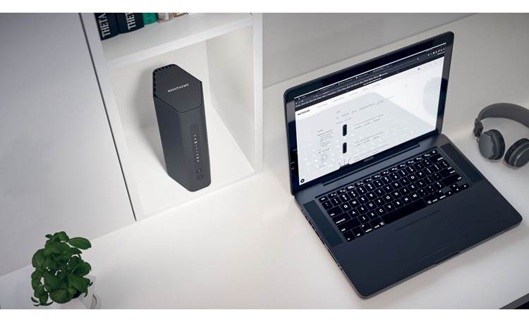 NETGEAR RS200 Nighthawk BE6500 Wi-Fi 7 dual-band router with Gigabit ...
